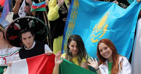 전통복장 입고 인사하는 외국인 학생들