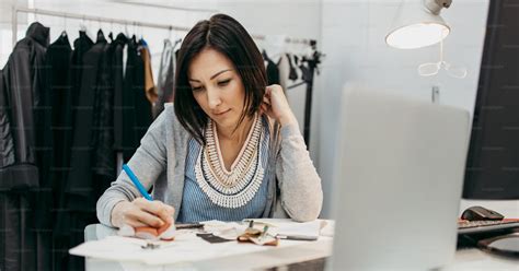 패션 스튜디오에서 일하는 전문 여성 수석 디자이너 창조적 인 사람들 개념입니다 사진 Unsplash의 테이블 이미지