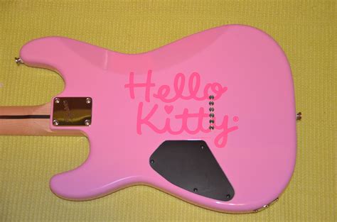 Squier Hello Kitty Strat image (#533126) - Audiofanzine