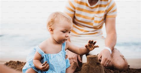 여름 휴가에 해변에서 놀고 있는 어린 소녀와 함께 아버지의 중간 부분 사진 Unsplash의 휴가 이미지