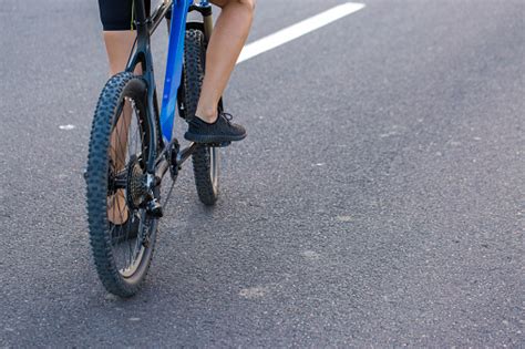 오프로드에 산악 자전거에 소녀 일몰에 자전거의 아름다운 초상화 피트니스 소녀는 현대 탄소 섬유 산악 자전거를 타고 건강한 생활