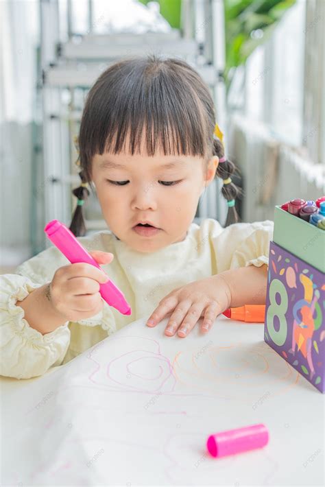 오후에 그림을 그리는 아이들 배경 소녀 아이 세 살 배경 일러스트 및 사진 무료 다운로드 Pngtree