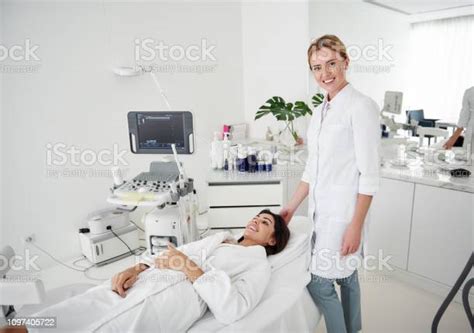 미용사 아가씨 근처에 서 백색 실험실 외 투에 2명에 대한 스톡 사진 및 기타 이미지 2명 가정의 방 거울 Istock