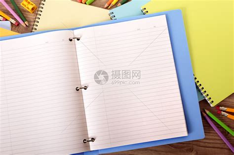 学生课桌有蓝项目文件夹周围是各种笔高清图片下载 正版图片502779517 摄图网