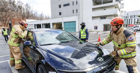 잠긴 차량 문 여는 소방관