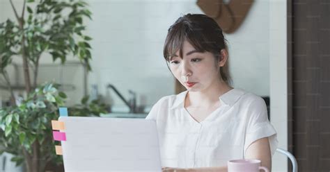 집에서 식탁에서 노트북으로 원격 근무를 하는 아시아 여성 사진 Unsplash의 사업 이미지