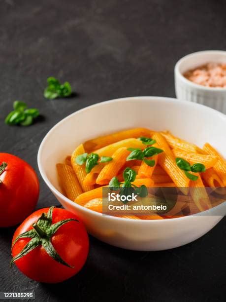 토마토 소스 포모도로의 파스타 펜네 검은 테이블에 녹색 바질 잎을 장식 전통 이탈리아 음식 공간을 복사합니다 건강한 식생활에 대한 스톡 사진 및 기타 이미지 Istock