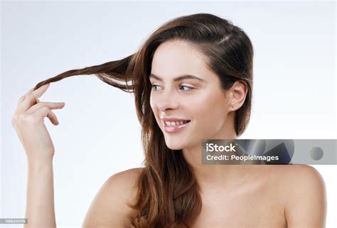 하얀 배경에 포즈를 취하는 아름다운 젊은 여성의 스튜디오 샷 건강한 생활방식에 대한 스톡 사진 및 기타 이미지 건강한 생활방식 여자 한 명의 여자만 Istock