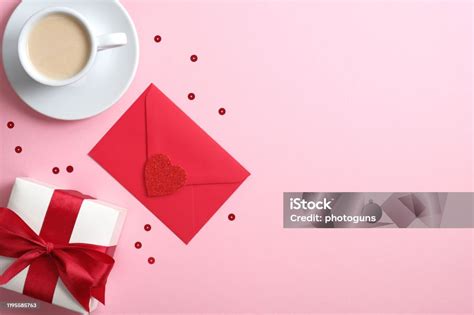 커피 컵 분홍색 배경에 러브 레터와 선물 상자와 빨간 종이 봉투 플랫 레이 상단 보기 복사 공간 발렌타인 데이 컨셉 0명에 대한