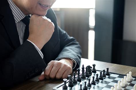 자신감이 사업 동료 체스 게임 개발 분석 새로운 전략 계획 지도자 및 팀워크 개념에 성공 위한 대결의 두려움을 극복 개념에 대한 스톡 사진 및 기타 이미지 Istock