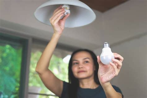 How To Remove Broken Light Bulb Safely Rays Now