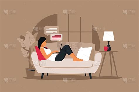 家庭办公室的概念，妇女在家工作躺在沙发上，学生或自由职业者。矢量插图在平面风格素材 花瓣网