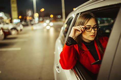 아름 다운 젊은 여 자가 차에서 스마트 휴대 전화를 사용 하 여 황혼에 대한 스톡 사진 및 기타 이미지 황혼 20 29세 가로등 Istock