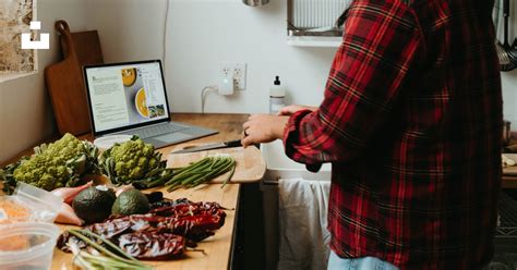 노트북 컴퓨터 앞에 서 있는 남자 사진 Unsplash의 무료 칼 이미지