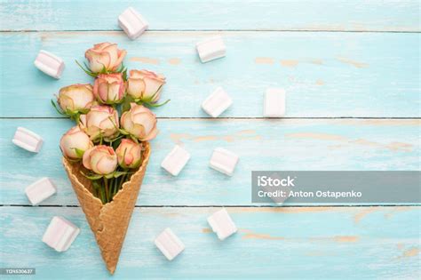 푸른 나무 배경 사랑 축제 배경 기념일 결혼식 발렌타인 Dayflat Laytop 보기에 대 한 개념 선물에 아이스크림 콘에 핑크 장미 공간 복사 결혼식에 대한 스톡 사진