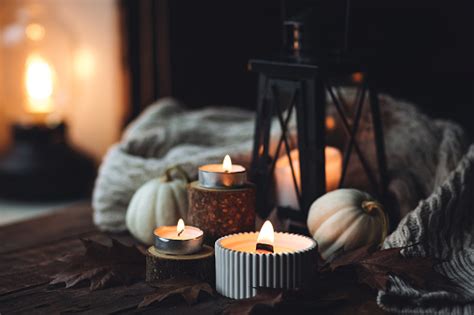 향기로운 양초 호박 양모 스웨터 나뭇잎 계피가있는 아늑한 가을 구성 회색 가을 아침의 아로마 테라피 아늑함과 휴식의 가정 분위기 나무 배경이 닫힙니다 0명에 대한 스톡 사진