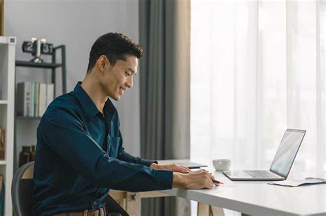 젊은 사업가가 홈 오피스에서 노트북 컴퓨터로 작업하는 모습을 보여줍니다 이미지는 재택 근무의 개념을 나타냅니다 30 34세에 대한 스톡 사진 및 기타 이미지 Istock