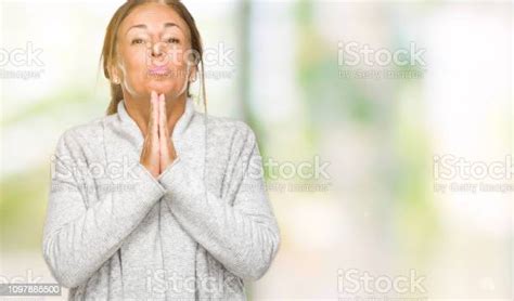 아름 다운 중 년 성인 여자 이상의 겨울 스웨터를 입고 배경 기도 손 함께 용 서 미소 자신감에 대 한 요구와 격리 가을에 대한 스톡 사진 및 기타 이미지 Istock