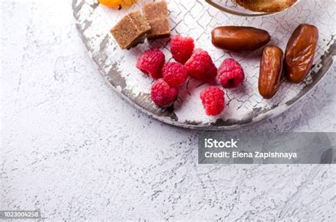 쿠키 설탕 말린된 살구 날짜 밝은 배경에 나무 쟁반에 신선한 나무 딸기 공간 복사 각설탕에 대한 스톡 사진 및 기타 이미지 각설탕 건강한 생활방식 건강한 식생활