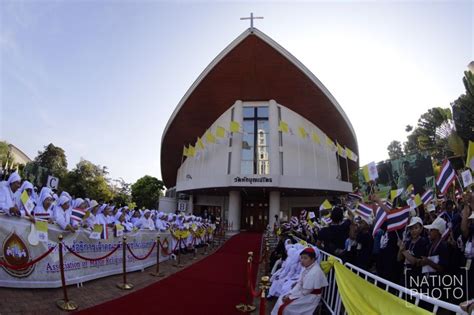 โป๊ปโบกพระหัตถ์ ทักทายคริสต์ศาสนิกชนที่มารอรับเสด็จ ที่วัดนักบุญเปโตร