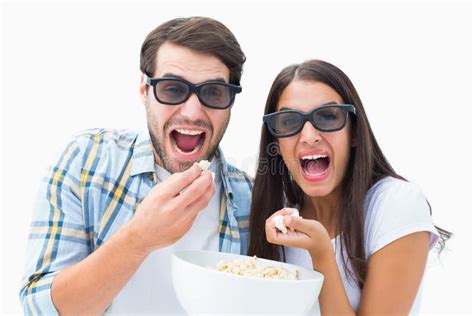 Giovani Coppie Attraenti Che Guardano Un Film 3d Fotografia Stock