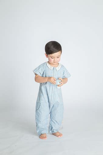 흰색 배경에 고립 된 테 디 베어를 들고 잠 옷에 소년의 전체 길이 초상화 아이에 대한 스톡 사진 및 기타 이미지 아이 서 있기 컷아웃 Istock