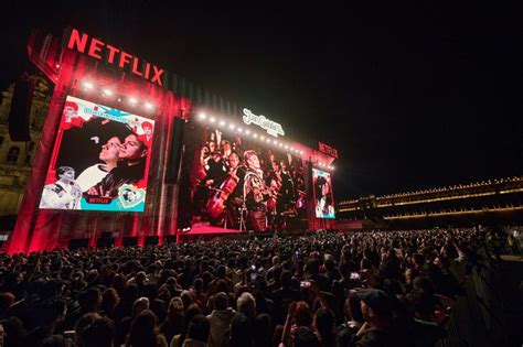 Juan Gabriel Concert Screening At Mexicos Zócalo Draws 170 000 Fans