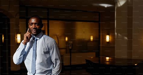 잘 생긴 아프리카계 미국인 사업가의 초상화는 햇빛 아래서 스마트폰으로 말하고 공간을 복사한다 사진 Unsplash의 사업 이미지