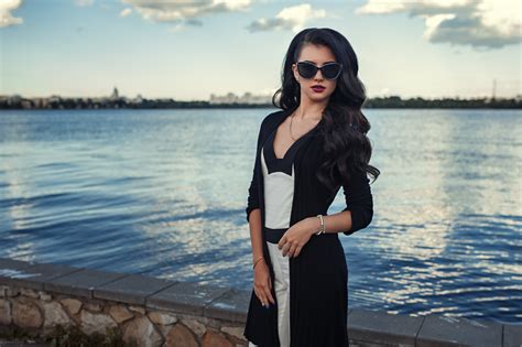 배경 화면 여자들 초상화 드레스 물 색안경 파란 손톱 목걸이 야외 여성 피사계 심도 2048x1365 Motta123 1177223 배경 화면