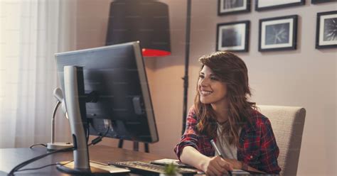 홈 오피스에서 일하는 여성 그래픽 디자이너 색상 팔레트에서 색상 선택 사진 Unsplash의 세르비아 이미지