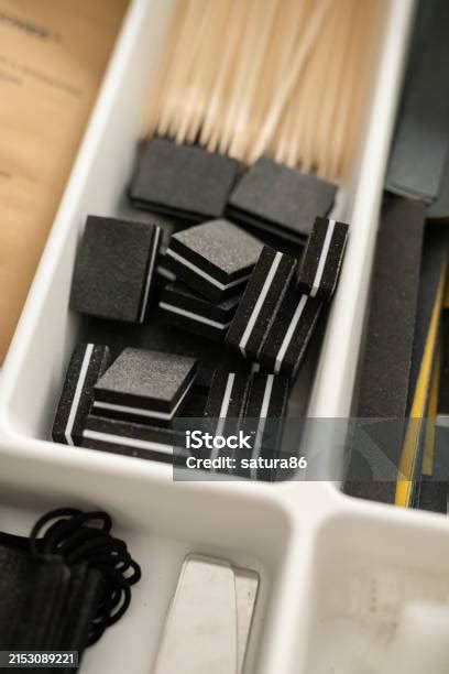 매니큐어 및 페디큐어 도구 네일 파일과 큐티클 푸셔 오렌지 우드 스틱 평면도 0명에 대한 스톡 사진 및 기타 이미지 0명 가위 개성 개념 Istock