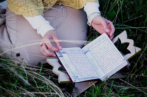 현장에 있는 무슬림 여성이 코란 거룩한 책을 읽는다 무슬림 묵주 베이지 색 히잡에 무슬림 여자 아름다움 여성스러움 부드러움 25