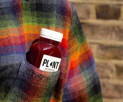 흰색 라벨이 달린 빨간색과 녹색 줄무늬 셔츠를 입은 사람 사진 Unsplash의 무료 런던 이미지