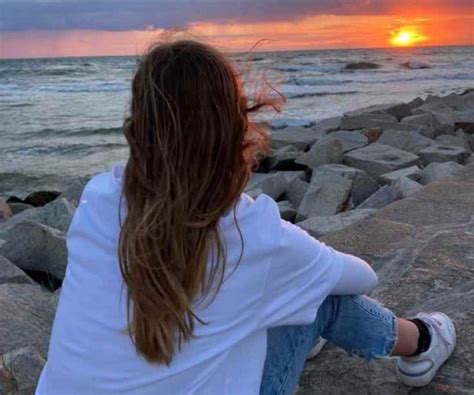 لحظه‌های آرامش ثبت عکس‌های دخترانه در کنار ساحل گلی شی