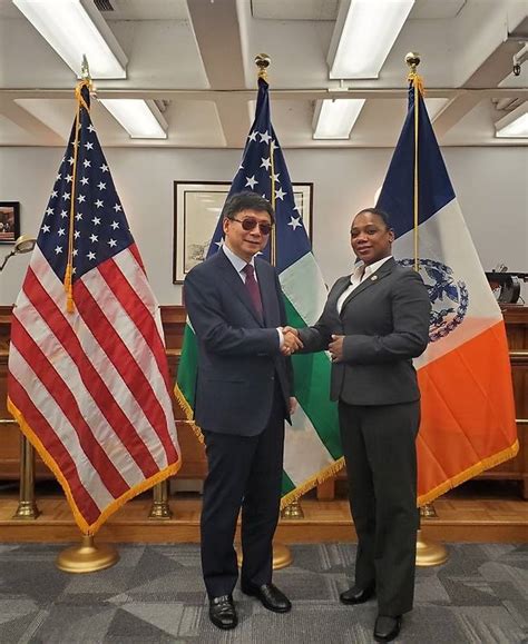 뉴욕경찰청장 만나 한인 치안 당부한 한국 영업사원