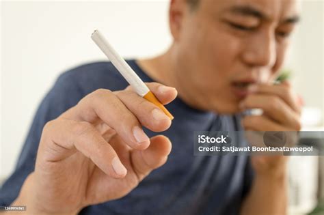 만성 기침으로 고통받는 담배를 들고 있는 남성 흡연자 가래 호흡기 질환 기종 질환 또는 폐암으로 기침하는 아시아 남자 환자 의료