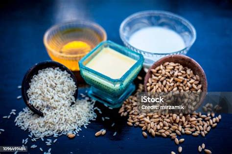 최고의 피부 미 백 방법 또는 얼굴 팩 또는 일부 원시 쌀과 꿀 유리 그릇에 꿀 우유 귀리 쌀 가루 나무 표면에 마스크 닫습니다 0명에 대한 스톡 사진 및 기타 이미지