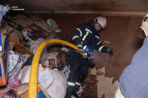 У Сумах гасили пожежу в захаращеній квартирі Читайте на Ukr Net