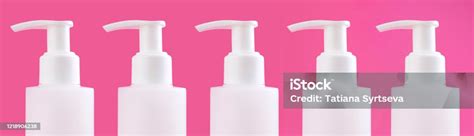 분홍색 배경의 화장품 병 디스펜서 펌프와 방부제 제품을위한 흰색 병 브랜드가 없는 흰색 플라스틱 용기 Mockup 전면 뷰입니다 복사 공간 0명에 대한 스톡 사진 및 기타