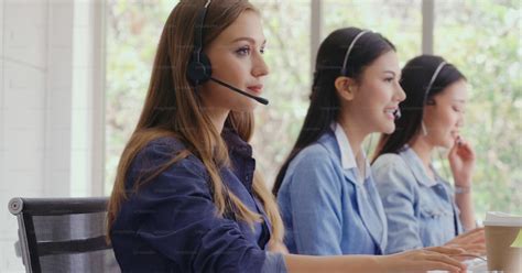 헤드셋이 있는 고객 지원 에이전트 또는 콜 센터는 데스크톱 컴퓨터에서 작동하면서 전화 통화로 고객을 지원합니다 운영자 서비스 비즈니스 대표 개념입니다 사진