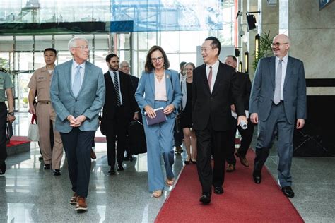 國防部發言人 端節將屆，國防部副部長鄭德美上將今日前往軍備局中部地區工程營產處視導暨慰問，瞭解單位近期工作概況與官兵生活情形，並代表馮部長