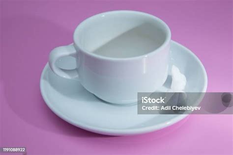 분홍색 배경 위에 커피 컵 설탕 클리핑 경로가 있는 분홍색 배경에 분리된 유리 컵입니다 정면 도면 0명에 대한 스톡 사진 및 기타 이미지 Istock