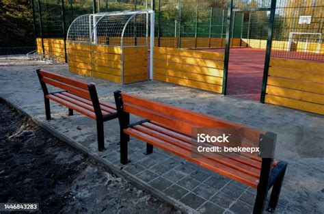 학교에서 볼 게임을 위한 다기능 야외 놀이터 선이 있는 플라스틱 카펫에서 녹색 인공 잔디 농구 골대와 축구 목표 잡는 높은 그물과 가드 레일 주변 스포츠 체육관 갈색에 대한