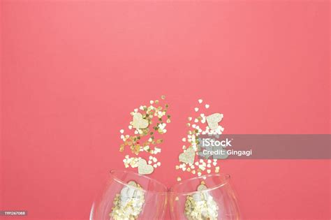 발렌타인 데이 배경 생일 또는 파티 추상 평면 누워 황금 하트 모양의 반짝이 핑크 배경에 샴페인 을위한 두 개의 빈 안경 텍스트의 공간을 복사합니다 밸런타인데이에 대한 스톡