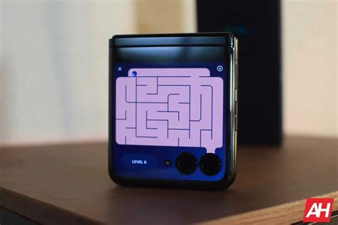 Motorola Razr Review Flipping The Script On Cover Displays