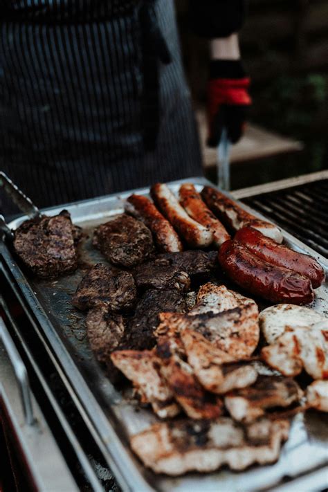 집게 Bbq 고기 구운 고기 굽다 그릴 김이 나는 꼬챙이 다육 다정한 담배를 피우다 라이프스타일