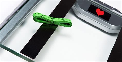 흰색 배경에 녹색 측정 테이프와 슬라이버 욕실 규모 건강과 체중 감소 콘셉 0명에 대한 스톡 사진 및 기타 이미지 0명 가냘픈 건강관리와 의술 Istock