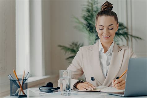 메모장에 정보를 적어 공식 착용에 젊은 성공적인 사업가 20 24세에 대한 스톡 사진 및 기타 이미지 20 24세 감독 경영자 Istock