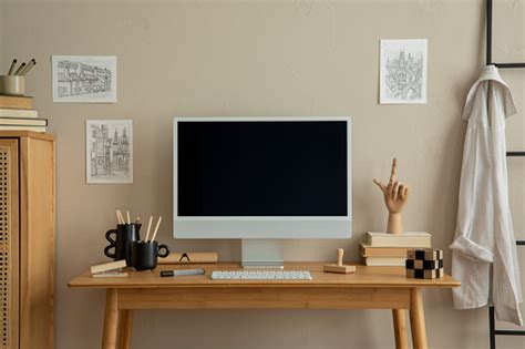 모형 포스터 액자 나무 책상 컴퓨터 등나무 찬장 책 검은 컵 연필 사다리 및 개인 액세서리로 아늑한 사무실 공간을 창의적으로 구성하십시오 가정 장식 템플렛 장식함에 대한