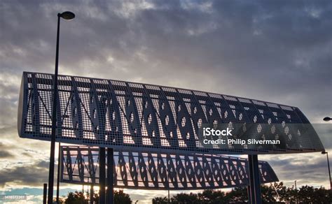 Bridgewater Place 타워 리즈 웨스트 요크셔 영국 영국 주변의 위험한 풍동 효과를 캠밧으로 만들기 위해 제작 된 바람 배플 0명에 대한 스톡 사진 및 기타